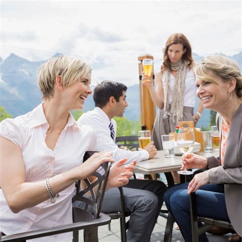 8 networking tips for introverted designers — elite design assistants