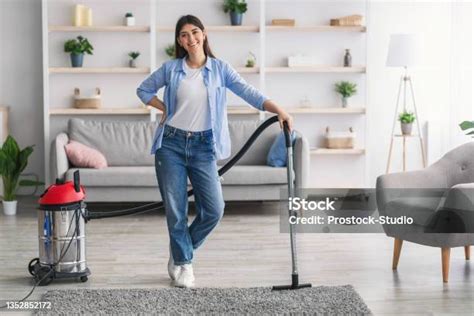진공 청소기로 양탄자를 청소하는 쾌활한 여성의 초상화 포즈 가사 집안일에 대한 스톡 사진 및 기타 이미지 가사 집안일 가정 생활 거실 Istock