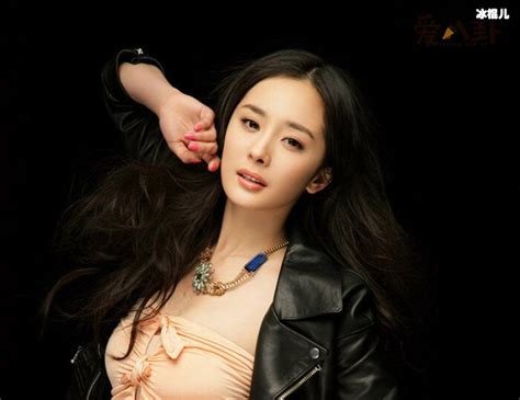 杨幂公众形象损毁，当众扣鼻子女神脸面碎一地！ 明星 冰棍儿网