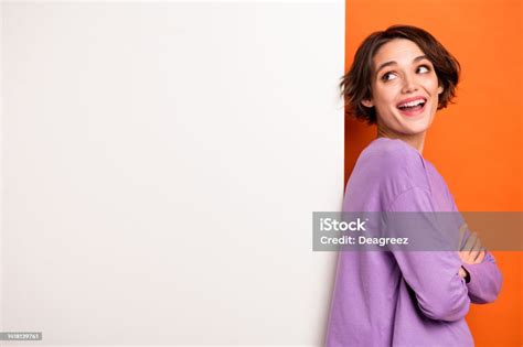 마음을 가진 영리한 사람이 접힌 손이 주황색 배경에 고립 된 빈 공간을 보이는 사진 플래카드에 대한 스톡 사진 및 기타 이미지 플래카드 백인종 오렌지색 배경 Istock