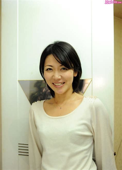 無修正 島咲友美 【旦那公認！夫の目の前でav撮影！】 ショートヘア 美熟女 人妻 美乳 貧乳 スレンダー 三十路 潮吹き フェラ 中出し