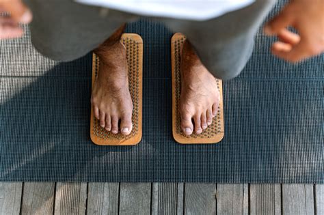 Sadhu 보드 손톱 위에 서 있는 남자 손톱에 맨발로 맨발 요가 연습 30 34세에 대한 스톡 사진 및 기타 이미지 30