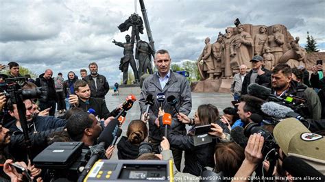 Kiev Derriba El Histórico ″monumento A La Amistad″ Entre Ucrania Y