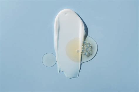 흰색 화장품 크림 질감 베이지색 배경에 스킨케어 로션 견본 페이스 크림 바디 모이스처라이저 헤어 컨디셔너 스미어 스머지 스트로크 크림 같은 미용 제품 근접 촬영 더러운에