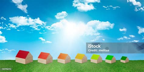 컨셉 하우스 난방 전기와 가스를 저장 합니다 생태 주택 재생 가능한 에너지 난방으로 건설 깨끗 한 환경 에너지 효율 규모를 형성 하는 주택 시리즈 0명에 대한 스톡 벡터