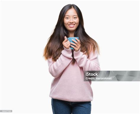 격리 된 배경 위에 서 고 이빨 보여주는 자신감 미소로 웃 고 행복 한 얼굴로 커피를 마시는 젊은 아시아 여성 건강한 생활방식에