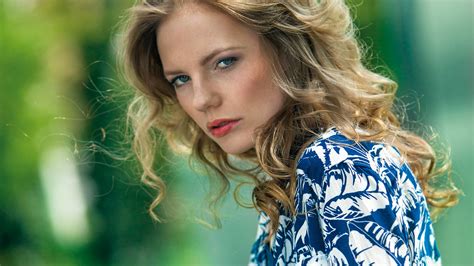 금발 소녀 파란색 드레스 돌아 보면 배경 화면 1920x1080 배경 화면 다운로드