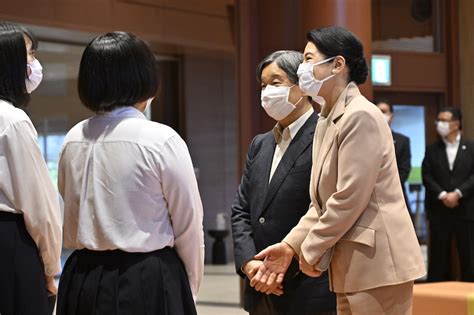 【石川県ご訪問】皇后雅子さま、子供たちとも積極交流 パンツスーツにストールで優雅なワントーンコーデ 12 女性セブンプラス