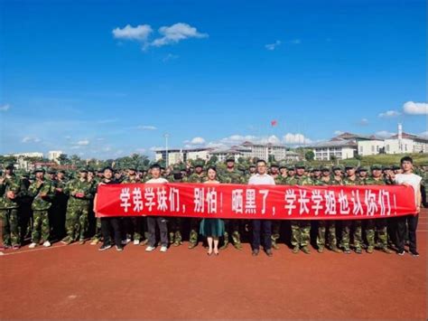 英姿飒爽扬风貌，军训慰问显温情 数据科学与信息工程学院慰问军训新生 数据科学与信息工程学院