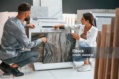 제품의 큰 선택 여자와 남자는 가정을위한 물건 가게에 있습니다 구매에 대한 스톡 사진 및 기타 이미지 구매 사람들 선택 Istock