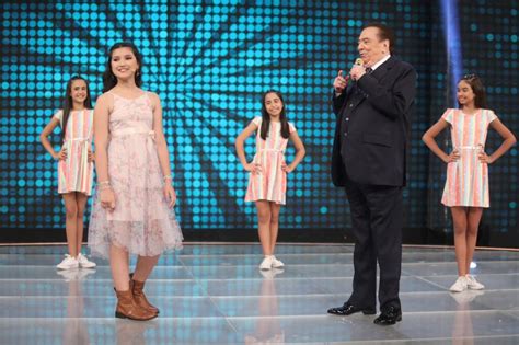 Programa Raul Gil recebe a cantora Lívia Oliveira Festanejo