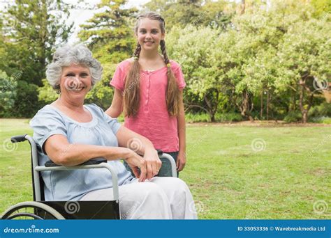 Nieta Linda Con La Abuela En Su Silla De Ruedas Foto De Archivo