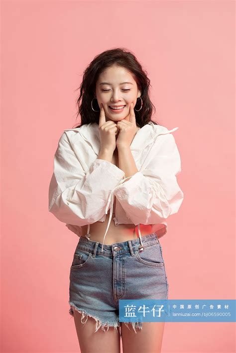 可爱的年轻女孩 蓝牛仔影像 中国原创广告影像素材