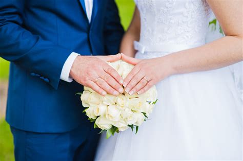 신부 및 신랑 손과 꽃다발입니다 흰색 장미 꽃다발과 함께 아름 다운 커플입니다 제스처 감정 손입니다 결혼식에 대한 스톡 사진 및