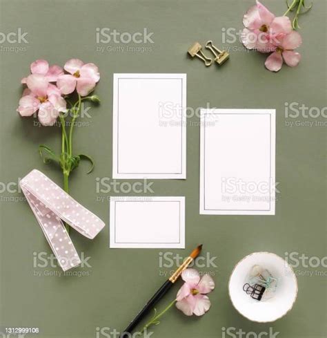 녹색 배경 상단보기에 분홍색 꽃과 결혼식 인사말 초대 카드 모형 템플릿 공간을 복사합니다 결혼식에 대한 스톡 사진 및 기타