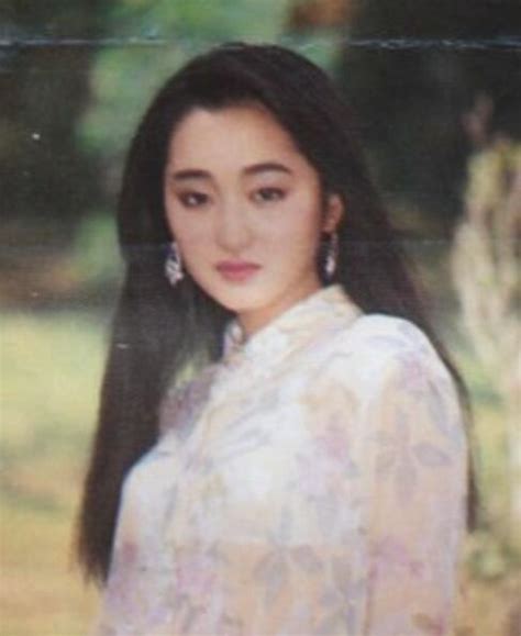 楊鈺瑩年輕照曝光，溫婉盡顯90年代風情，尤其耳環時髦度up 每日頭條
