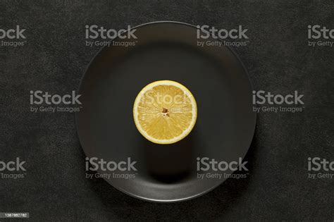 레몬은 둥근 접시에 잘라 어두운 배경에 상단 보기 텍스트를 복사 할 수있는 공간 0명에 대한 스톡 사진 및 기타 이미지 0명