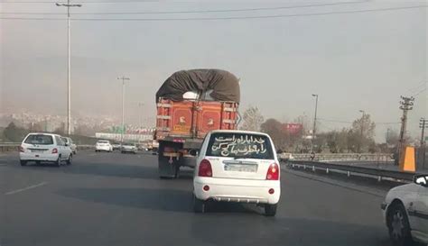 نوشته خنده دار پشت شیشه ماشین این جوان ایرانی تنبل همه را انگشت به دهان