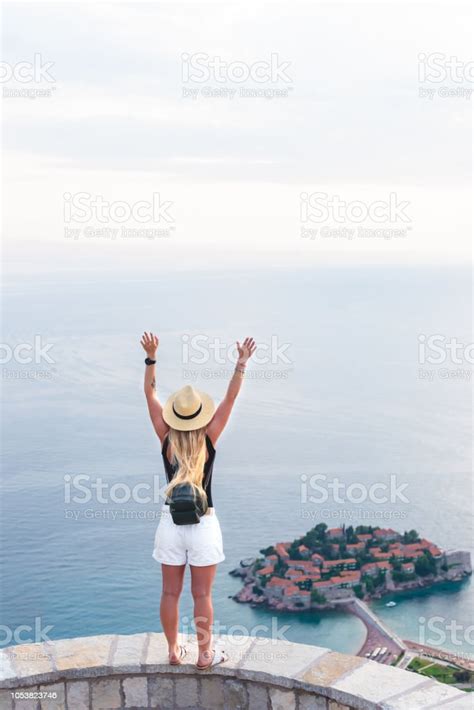 후면 제기 손으로 서와 아드리아 해 부 봐 몬테네그로에서 세인트 스티븐 섬 보고 여자의 모습 백인종에 대한 스톡 사진 및 기타 이미지 Istock