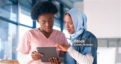 간호사 팀워크 및 의료 연구를 위한 태블릿 읽기 환자 차트에 대한 조언 및 지원 의료 및 다양성 분야의 의대생 또는 여성이 서비스를 위한 디지털 기술을 연구하고 있습니다