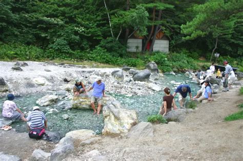 西の河原公園川が自然の足湯となっている温泉スポット 360 旅行ナビ