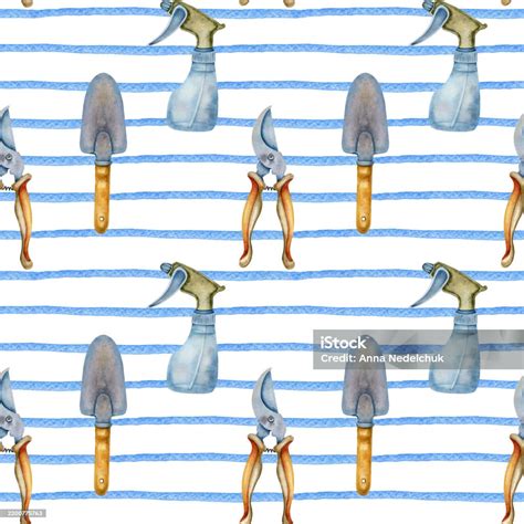 원예 도구 씨앗 콩나물이 있는 완벽 한 수채화 패턴은 파란색 줄무늬 배경에 있습니다 직물 포장 및 인쇄에 적합합니다 정원 가꾸기 애호가를 위한 손으로 그린 소박한 디자인