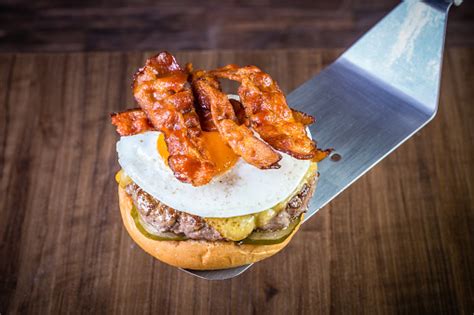 치즈 계란 베이컨 피클을 나무 테이블과 소박한 배경에 얹은 수제 쇠고기 버거 고기에 대한 스톡 사진 및 기타 이미지 고기 굽기 길거리 음식 Istock