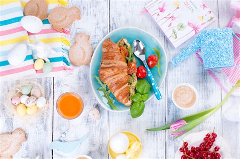 로켓과 치즈와 향기로운 커피 계란 세라믹 토끼 및 부활절 장식 밝은 요리 다양 한 색상의 크의 가족 아침 식사 핑크 색상의 신선한 튤립입니다 0명에 대한 스톡 사진 및 기타