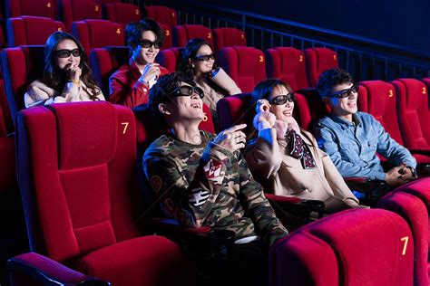 영화관에서 영화를 보는 젊은 사람 사진 무료 다운로드 Lovepik