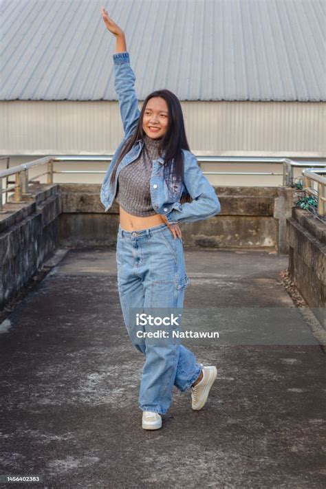 육교 도시 배경에서 좋은 분위기로 춤을 추는 똑똑한 소녀와 쾌활한 소녀의 전체 몸 크기 보기 18 19세에 대한 스톡 사진 및 기타 이미지 Istock