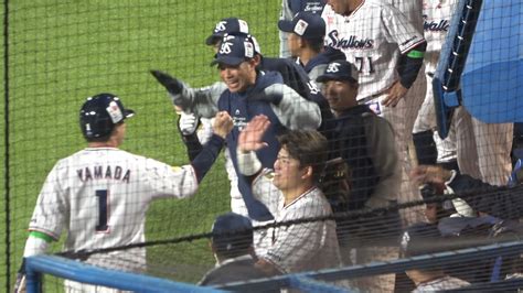 8回裏中村 悠平のスクイズで貴重な追加点をあげ盛り上がるベンチ ヤクルトスワローズ 神宮球場 村上宗隆 山田哲人 オスナ サンタナ 長岡秀樹