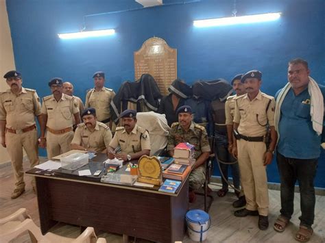 लूट की बाइक जब्त देसी कट्टा और चार कारतूस भी बरामद 5 Criminals Of
