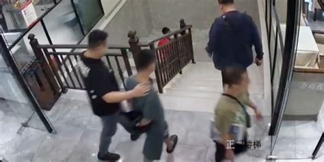 南充男子行窃朝监控作揖“求放过”，偷钱还拆走监控被刑拘凤凰网视频凤凰网