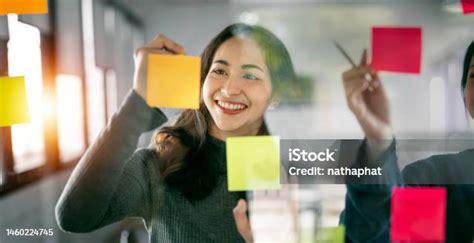 젊은 사업가 크리에이티브 팀은 유리 벽에 포스트잇 노트를 사용하여 전략 사업 계획을 작성하여 개발이 성공으로 성장합니다 영감에 대한 스톡 사진 및 기타 이미지 Istock