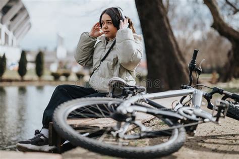Gladlysten Ung Flicka Som Njuter Av En Paus Med Sin Cykel I En Solig