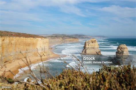 노란 절벽 전망대 푸른 하늘과 푸른 바다로 부분적으로 흐리고 두꺼운 흰색 파도가 해안에 부딪히는 푸른 바다 호주 그레이트 오션 로드의 뷰 포인트 0명에 대한 스톡 사진 및