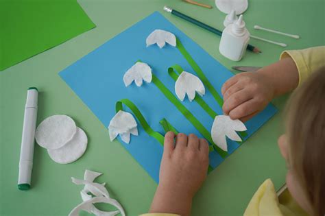 단계별 Diy 프로세스 제로 웨이스트 개념 창의성 공예 면봉으로 만든 봄 헌병 5 단계 흰 꽃 붙이기 Diy에 대한 스톡 사진