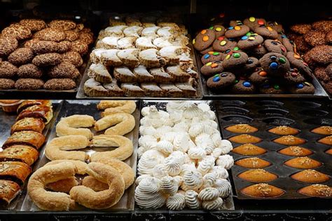 Surtido De Galletas Pasteles Y Dulces En Exhibición De Una Cafetería O