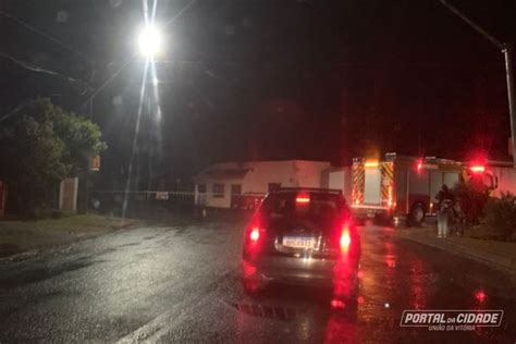 Árvore cai em cima de fiação elétrica e derruba poste em Porto União