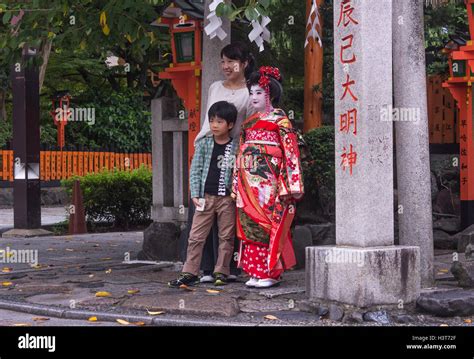 Junge Geisha Fotos Und Bildmaterial In Hoher Auflösung Alamy