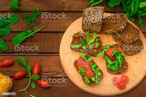 연어 빨간 물고기 빨간 캐 비어 Arugula 보드에 토마토 브루 쉐 타 목조 소박한 배경입니다 선택적 초점입니다 상위 뷰 0