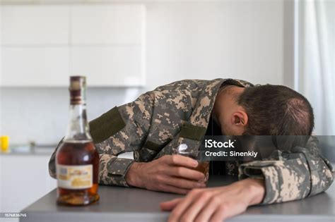 알코올 중독 알코올 중독 및 사람들의 개념 테이블에 위스키 한 잔이 놓여 있는 남성 알코올 중독자 문제 잔 마시다 일하다 작업 불경기 건강관리와 의술에 대한 스톡 사진 및