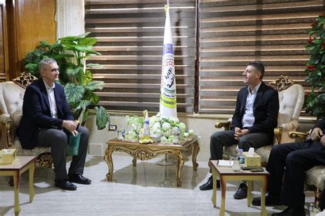 الإدارة الذاتية تسلم وفداً سلوفاكياً امرأة وطفل من عوائل التنظيم