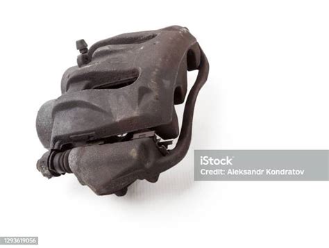 섀시 수리 중 교체를 위해 사진 스튜디오에서 흰색 배경에 오래된 금속 브레이크 캘리퍼 또는 자동 구문 분석에서 판매 할 예비 부품 카탈로그 0명에 대한 스톡 사진 및 기타