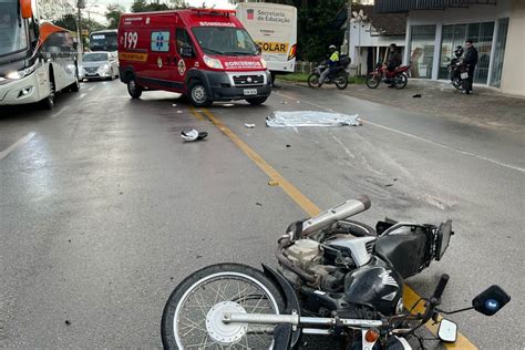Motociclista Colide Em Carro Cai Na Pista E Morre Atropelado Por
