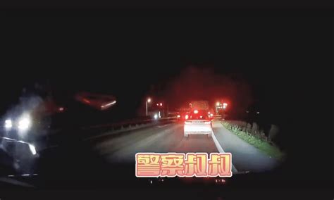 四川两萌娃在爸爸车上喊警察叔叔，下一秒叔叔真的追来了乐山误会网友