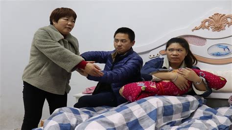 儿媳嫌农村婆婆脏，不愿婆婆碰自己，出门遇见邻居婆婆后悔【飞翔剧场】 Youtube
