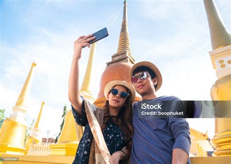 동남 아시아에서 블로거 관광객의 몇 태국에서 푸 켓을 방문 여행 개념에 햇빛과 사원 배경으로 쓰기 여행 리뷰 하는 동안 올드 타운에서 캡처 셀 카입니다 개념에 대한 스톡