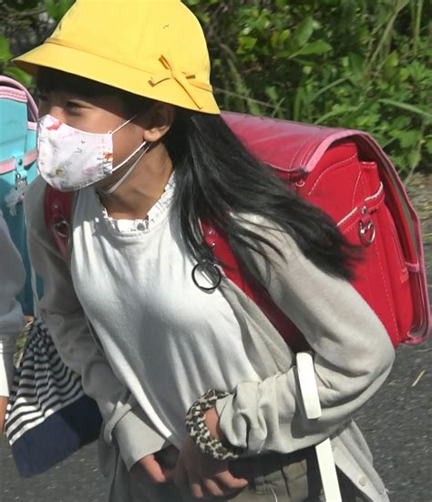 女子小学生の胸の膨らみ