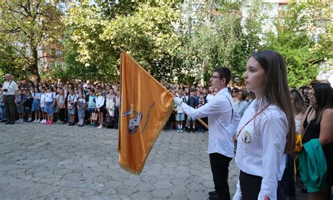 2424 ученици прекрачиха праговете на училищата в община Троян